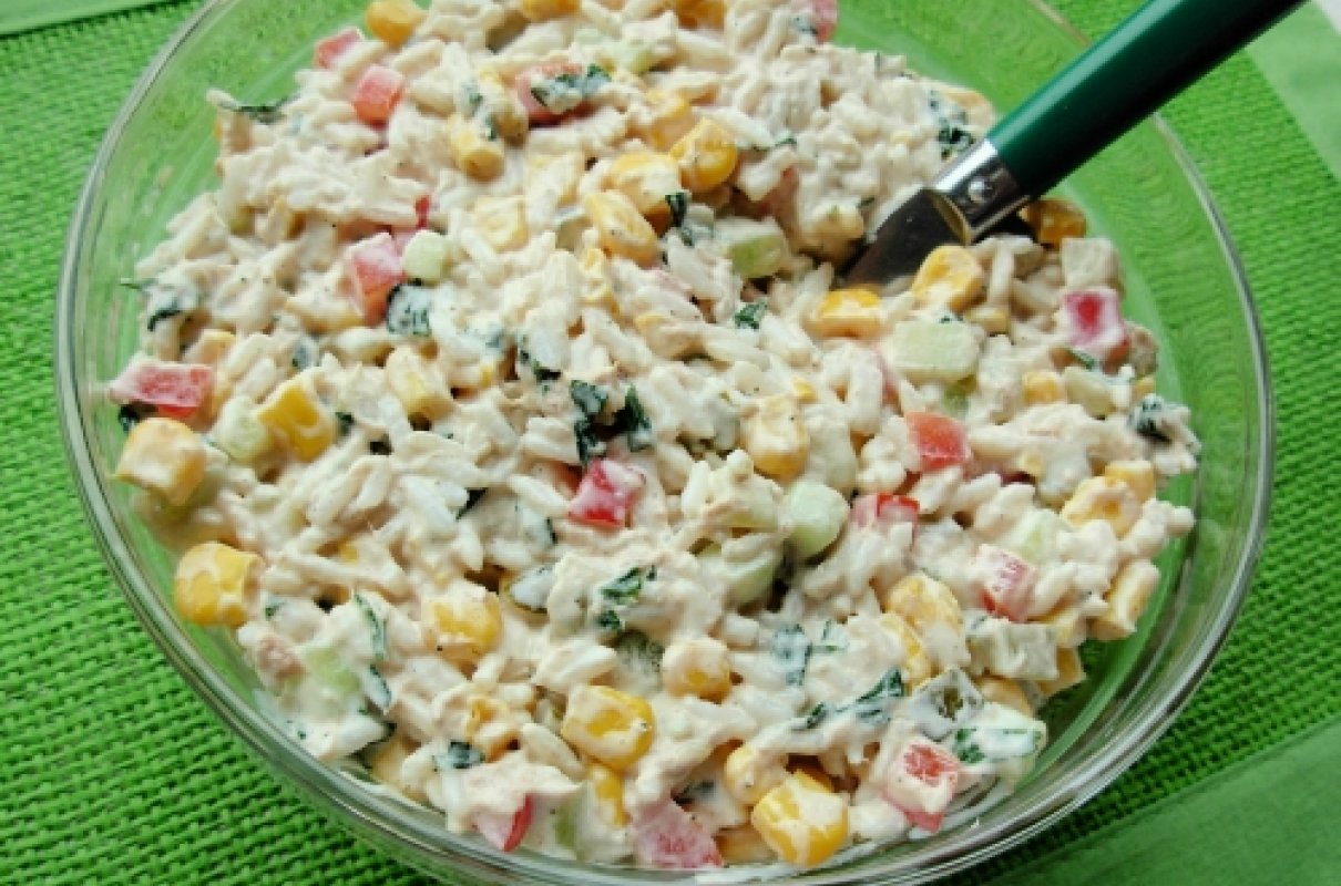 Sałatka z ryżem i tuńczykiem