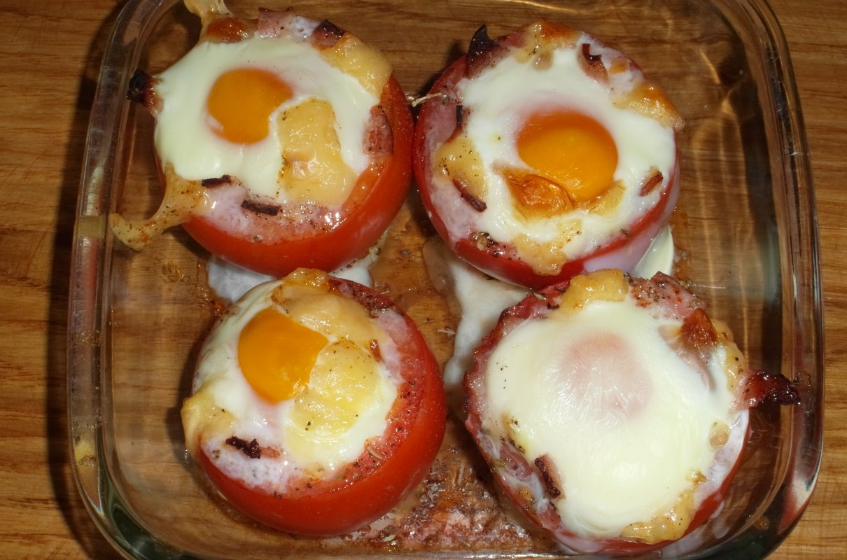 Sadzone jajka w pomidorach.