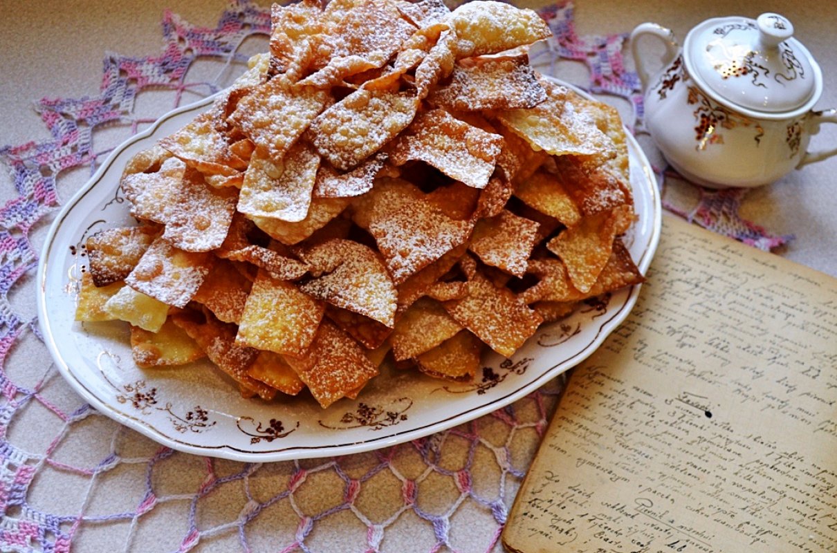 Faworki, chrust, chruściki