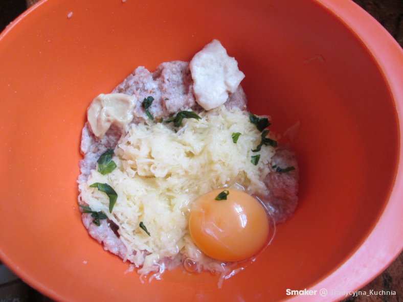 Czebureki- pierożki smażone w głębokim oleju z mięsnym farszem