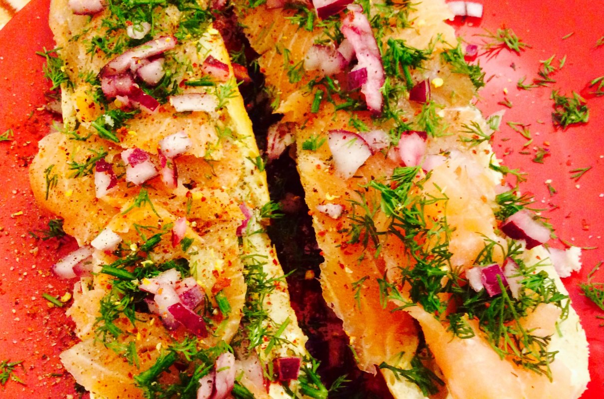 bagiety z łososiem i czerwoná cebulká