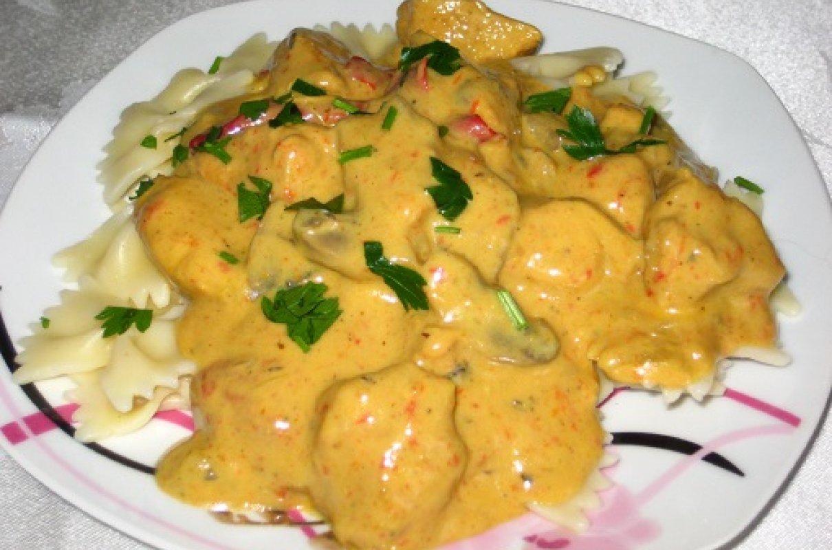 Gulasz na ostro z piersi kurczaka z papryczką chili i pieczarkami.