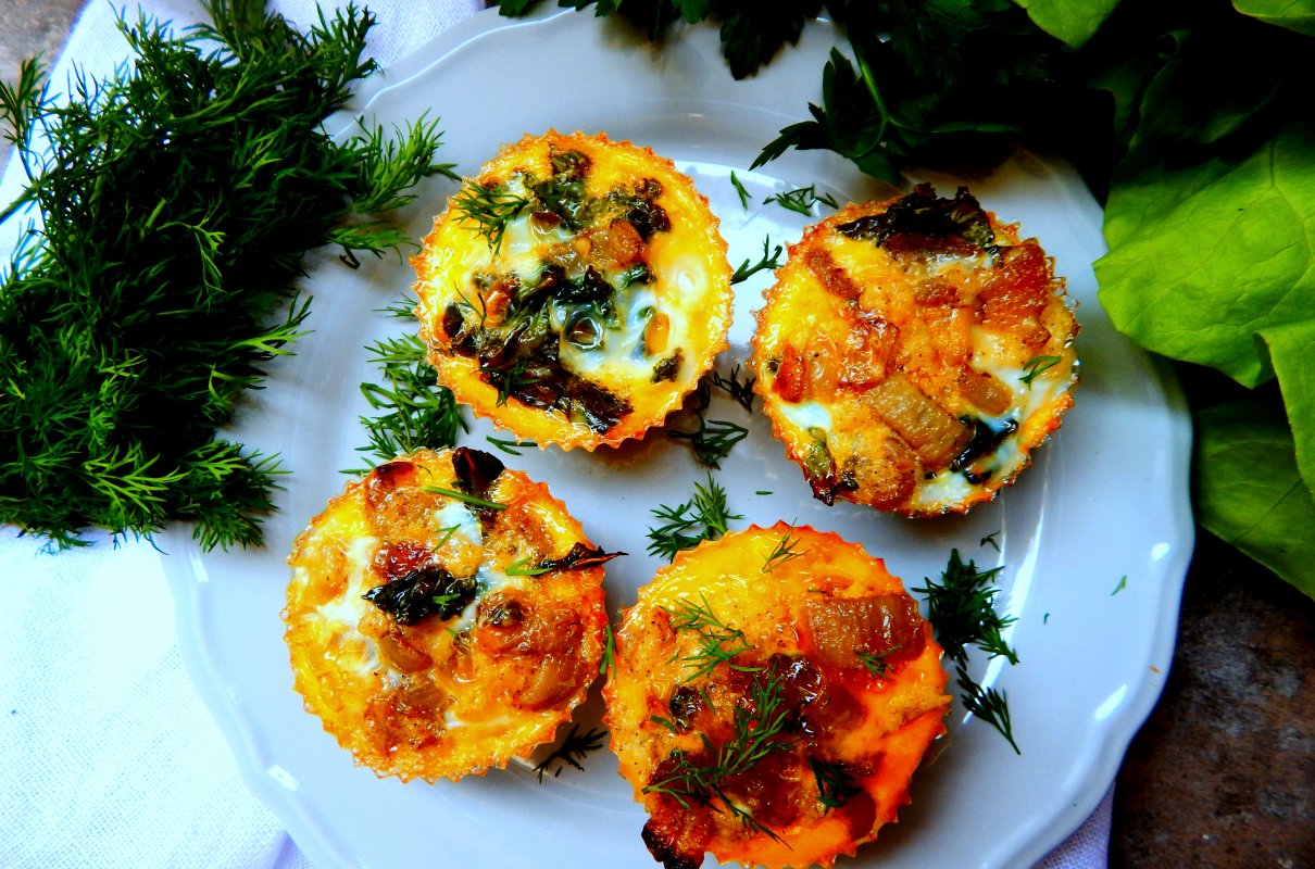 Muffiny jajeczne z cebulą i jarmużem