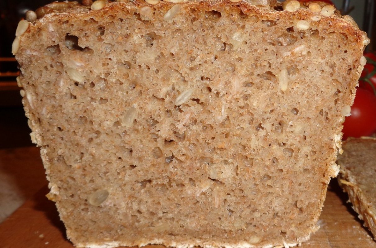 Chleb żytni, razowy 3 ziarna, z siemieniem lnianym, ziarnami dyni i ...