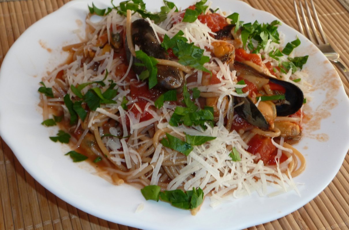 Spaghetti z mulami w sosie pomidorowym