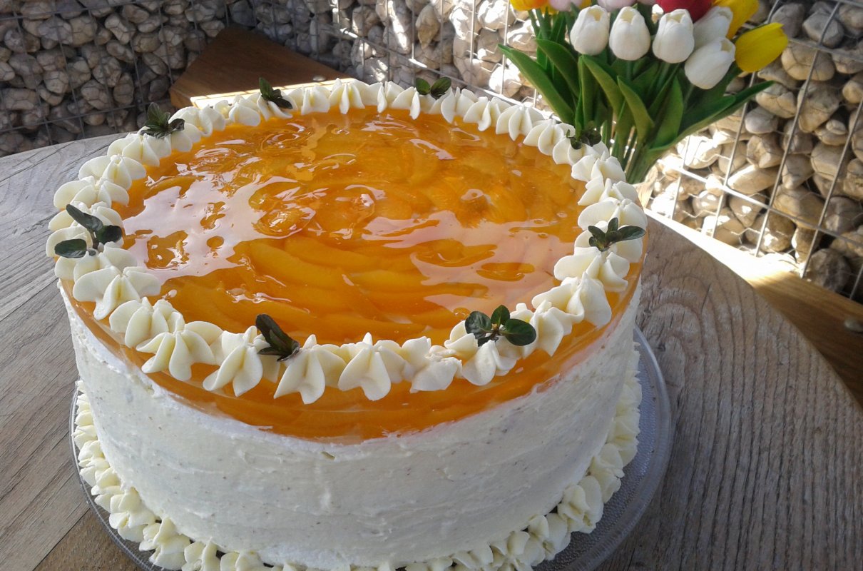 Tort urodzinowy z żelką, owocami i galaretką