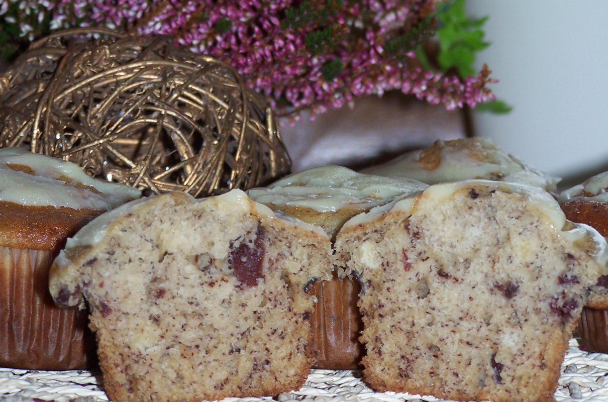 Muffiny bananowe z czekoladą i wiśnią
