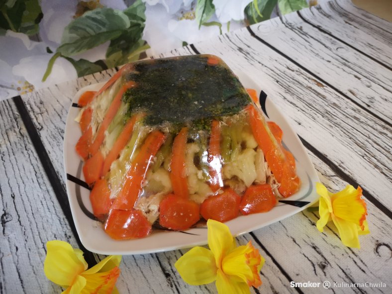 Kolorowa mięsna galaretka