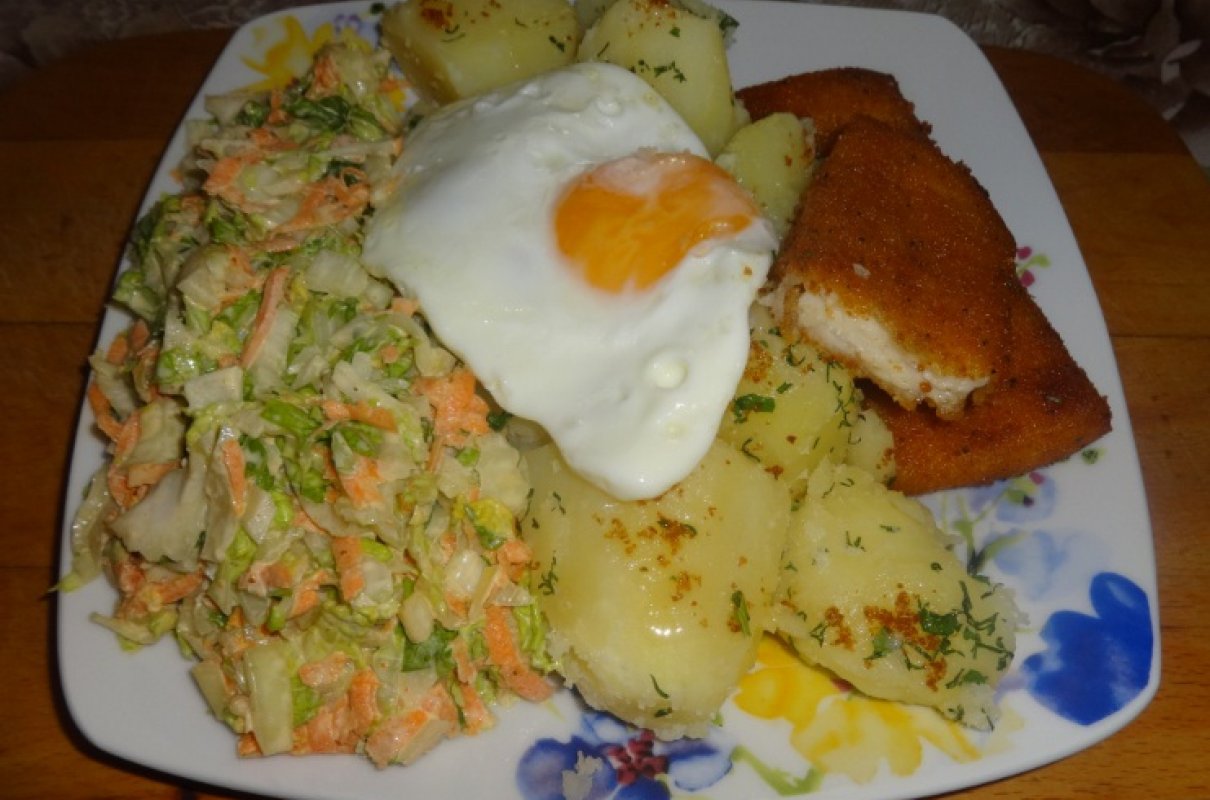 Filet z ryby morskiej, ziemniaki, jajko, surówka.