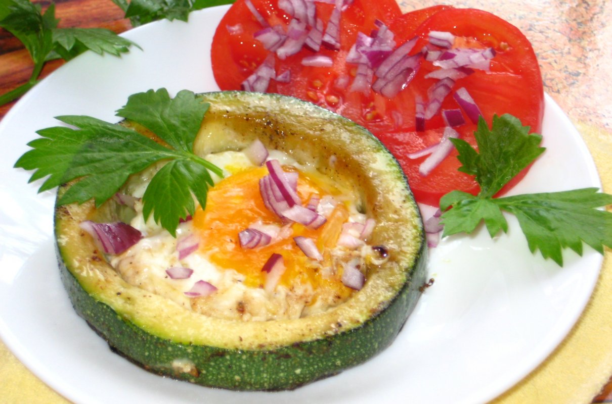 Jajko sadzone w cukinii.