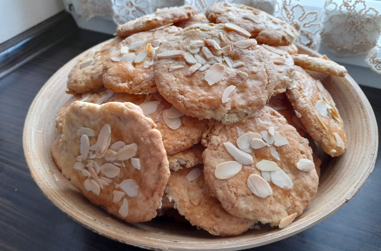 Herbatniki owsiane z migdałami.