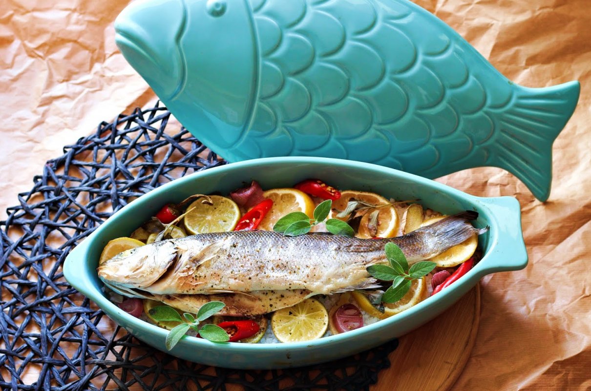 Cytrusowy labraks pieczony na soli morskiej