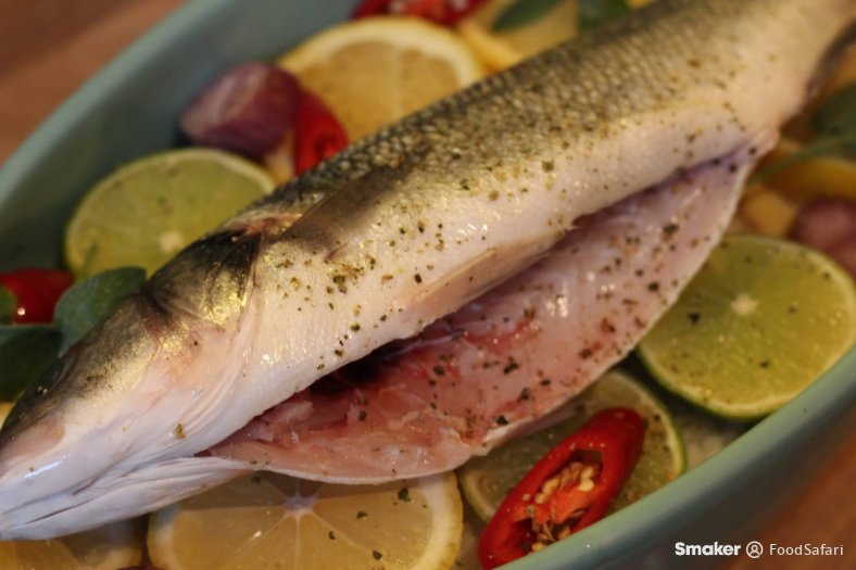 Cytrusowy labraks pieczony na soli morskiej