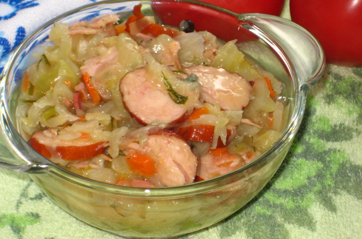 Polski bigos z młodej kapusty i dodatkiem drobiowej kiełbasy.