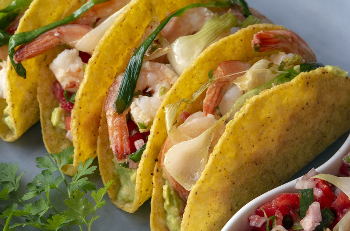 Tacos z krewetkami, guacamole i salsą pomidorową