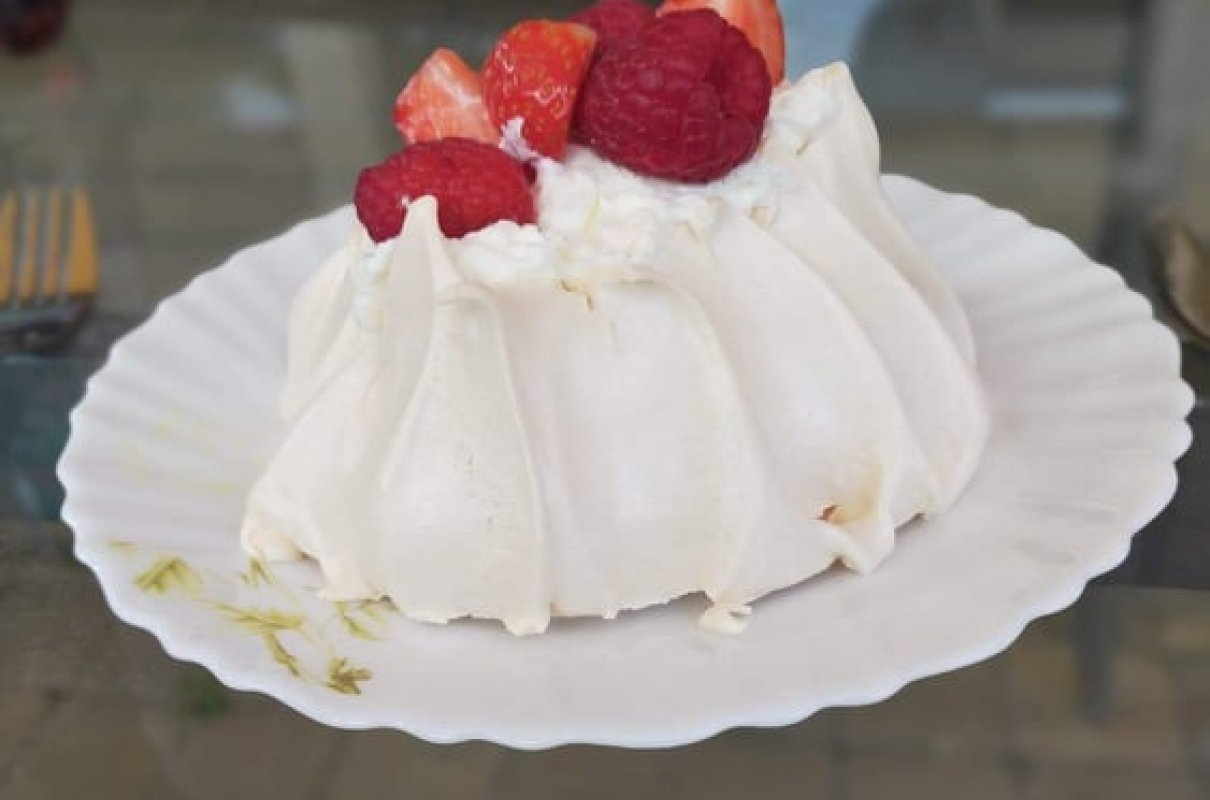 Mini bezy Pavlova z owocami