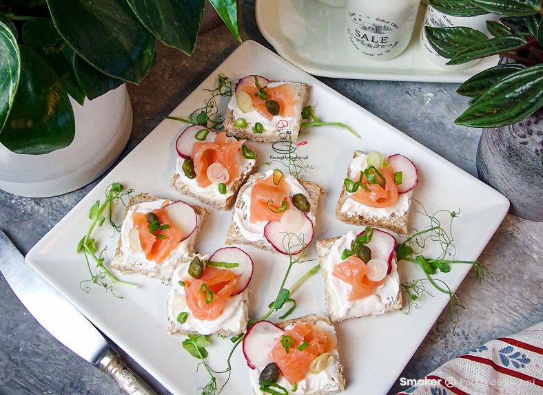 Kanapki z łososiem i serkiem śmietankowym