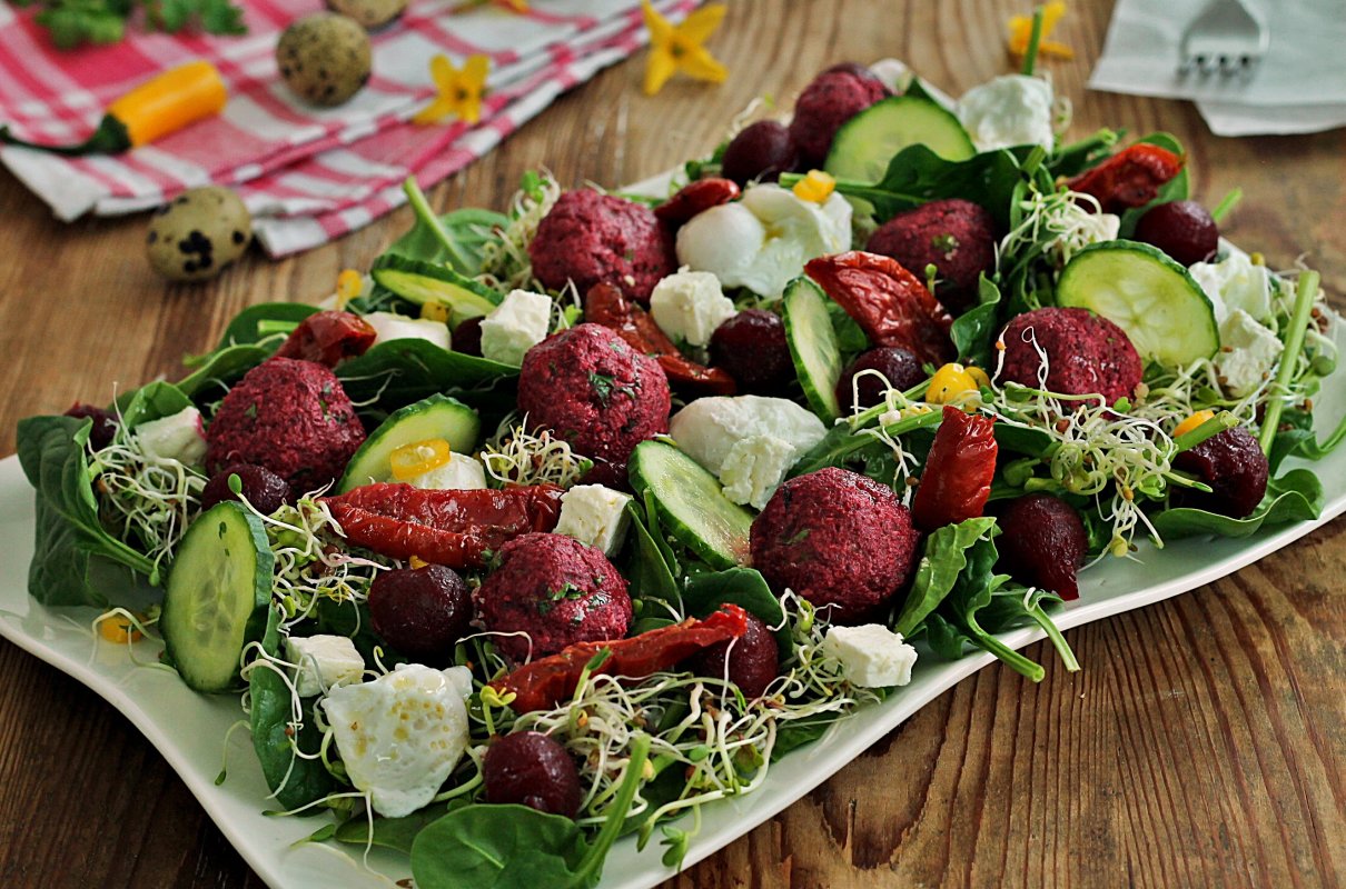 Sałatka z pchali kiełkami i przepiórczym