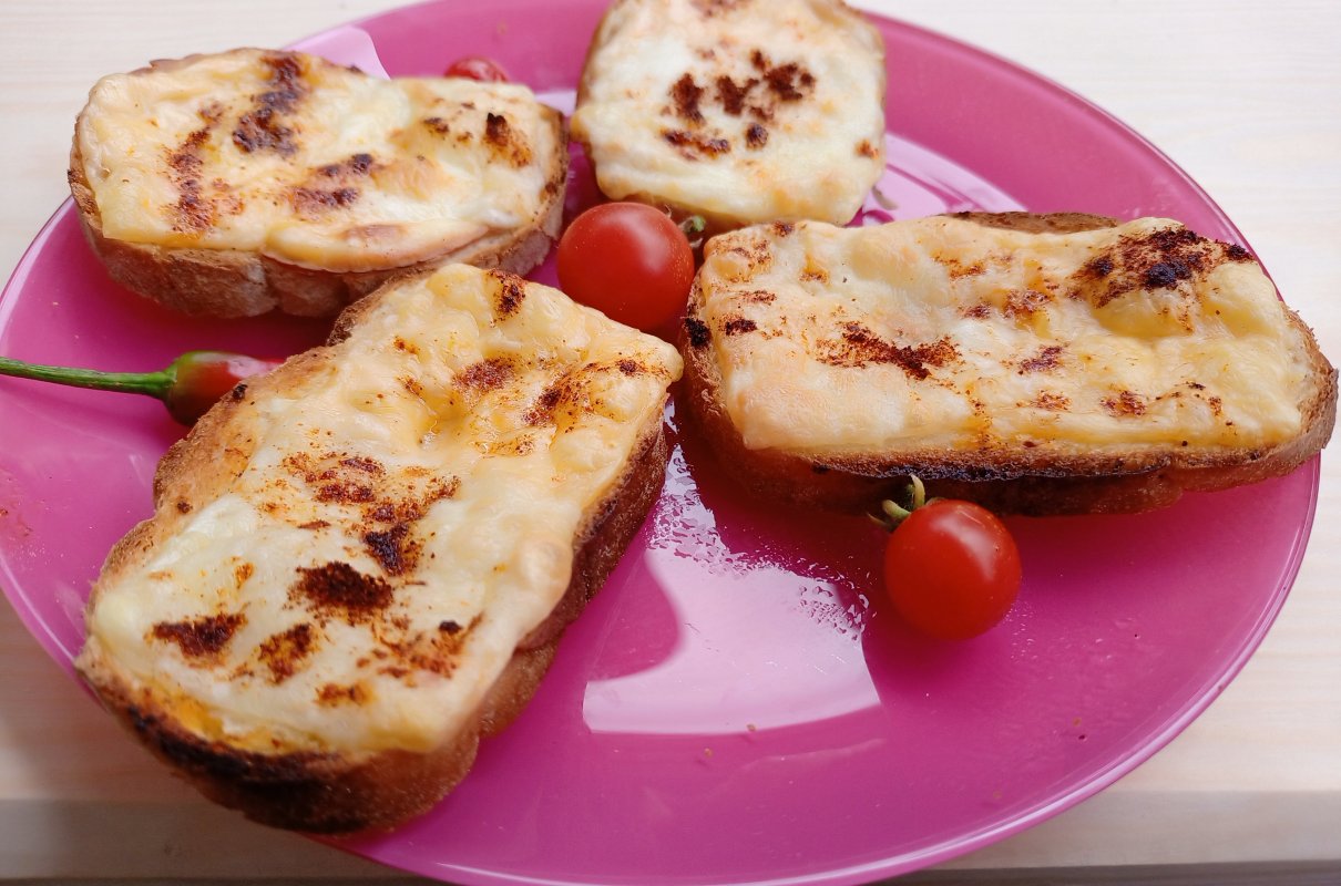 Grzanki czosnkowe z serem