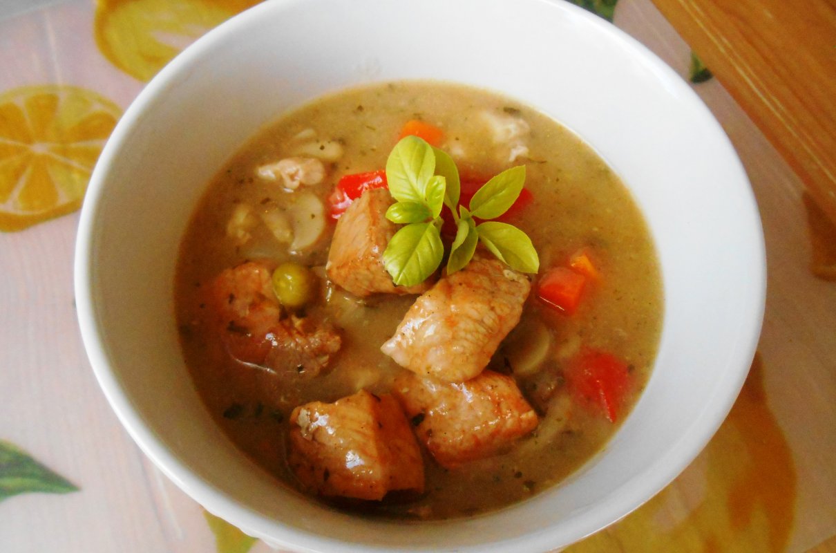 Gulasz z papryką, groszkiem i pieczarkami