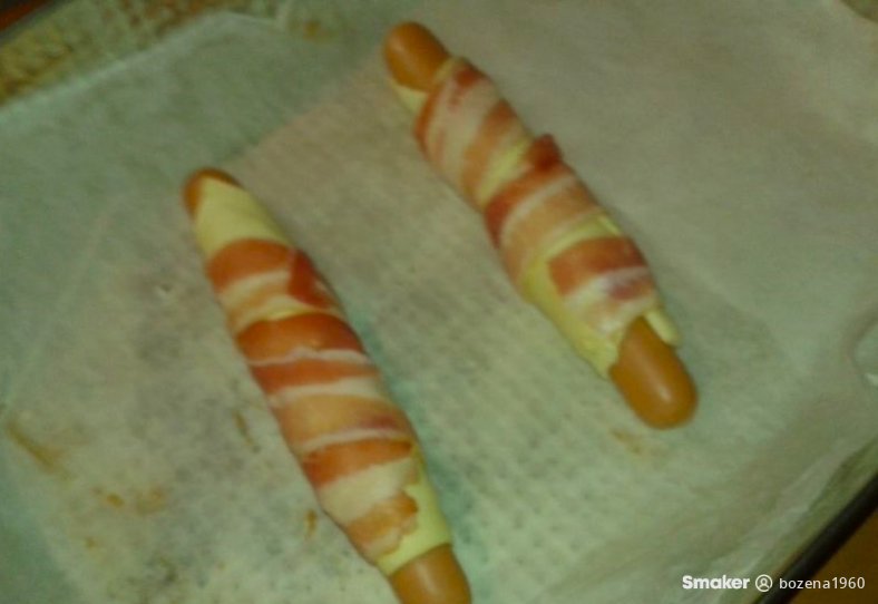 Parówki w cieście francuskim i boczku