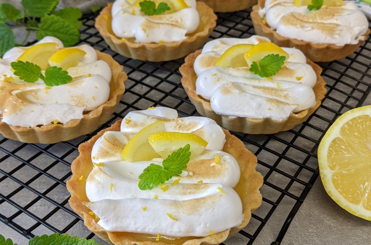 Tartaletki z lemon curd i bezą włoską