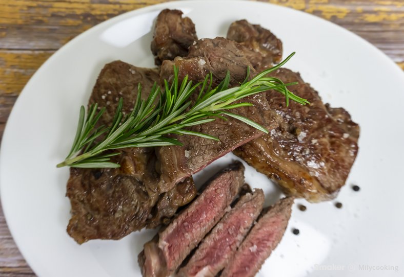 Stek wołowy z czosnkiem i rozmarynem