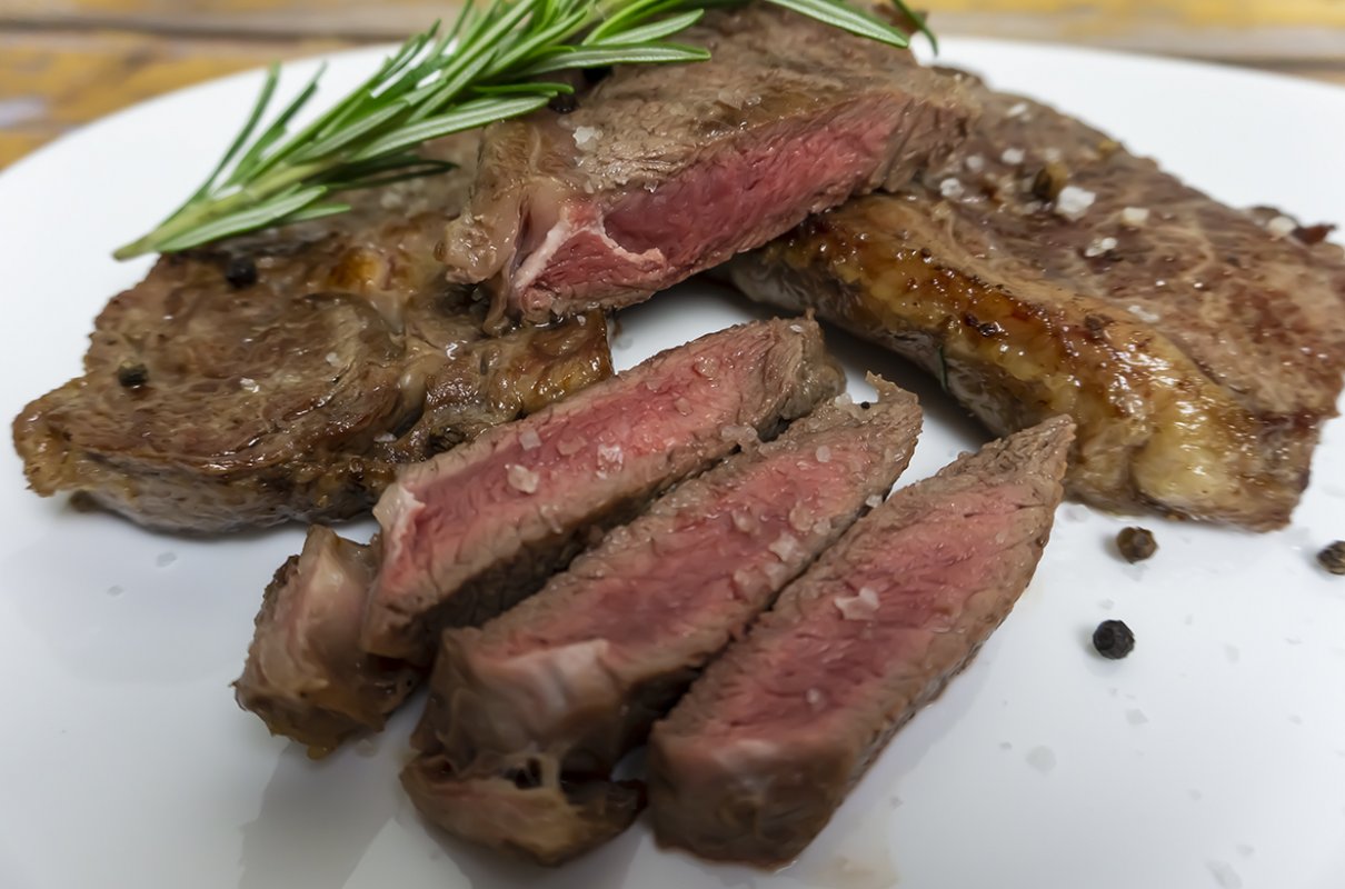 Stek wołowy z czosnkiem i rozmarynem