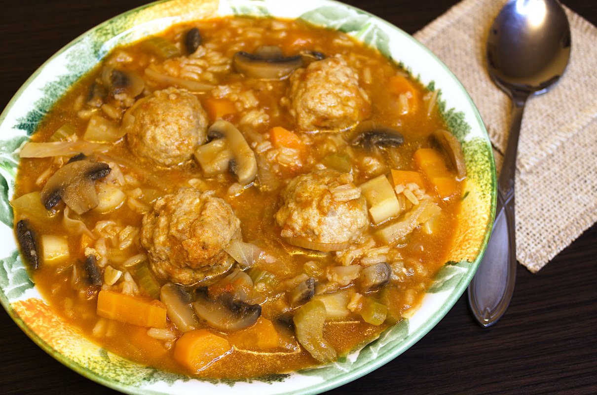 Gęsta zupa warzywna z klopsikami