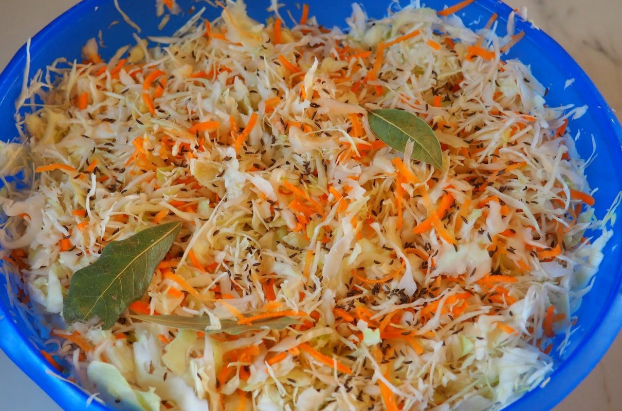 Ekspresowa surówka z kiszonej kapusty