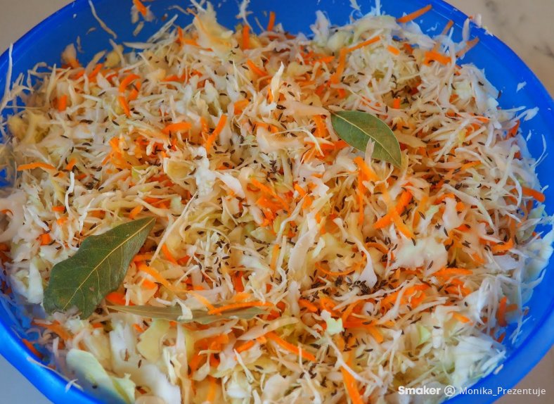 Ekspresowa surówka z kiszonej kapusty