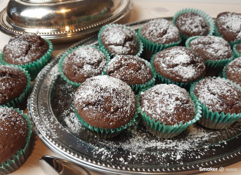 Muffinki czekoladowe z orzechami i kawałkami czekolady