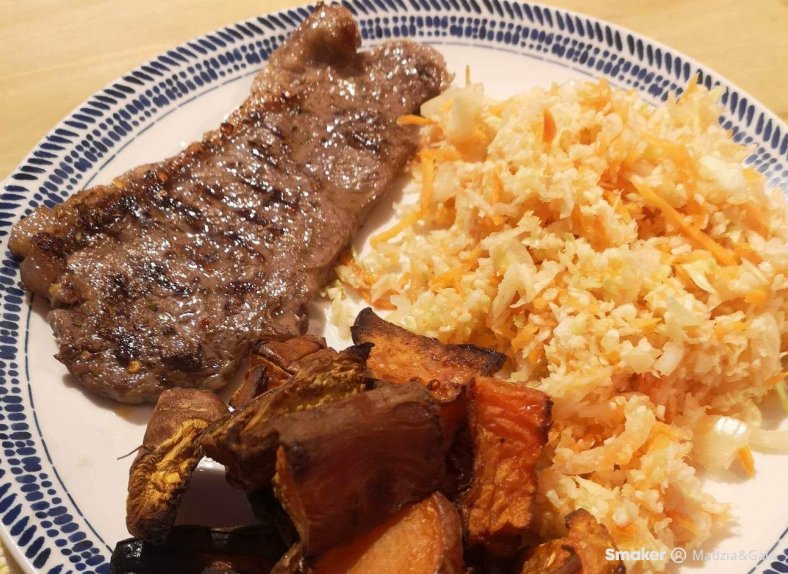 Surówka ,stek i słodkie ziemniaki