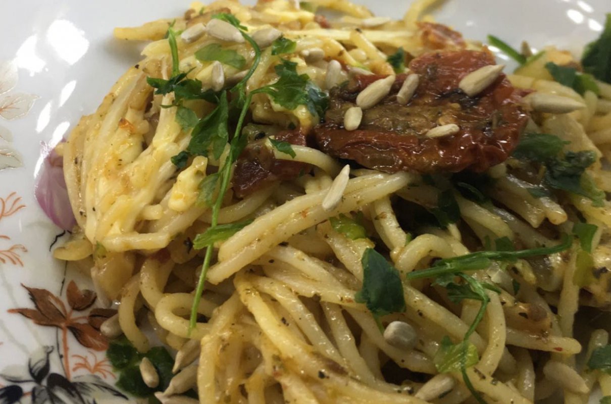 Makaron spaghetti z czosnkiem i suszonymi pomidorami