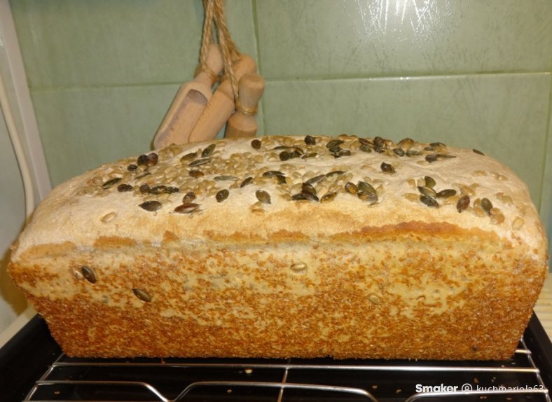 Chleb pszenno żytni na żytnim zakwasie, z ziarnami.