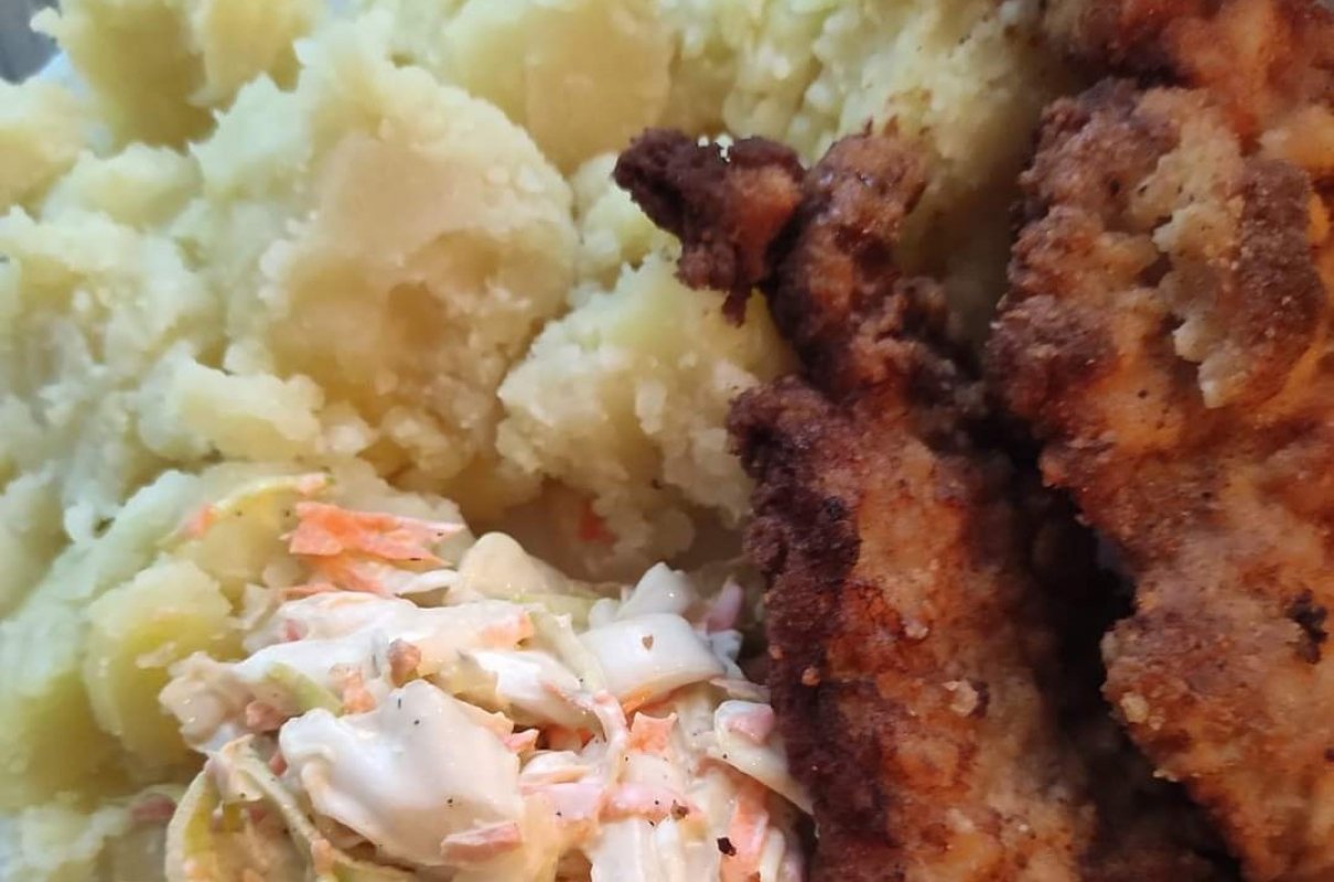 Kotlety schabowe w majonezie i panierce oraz ziemniaki i surówka z ...