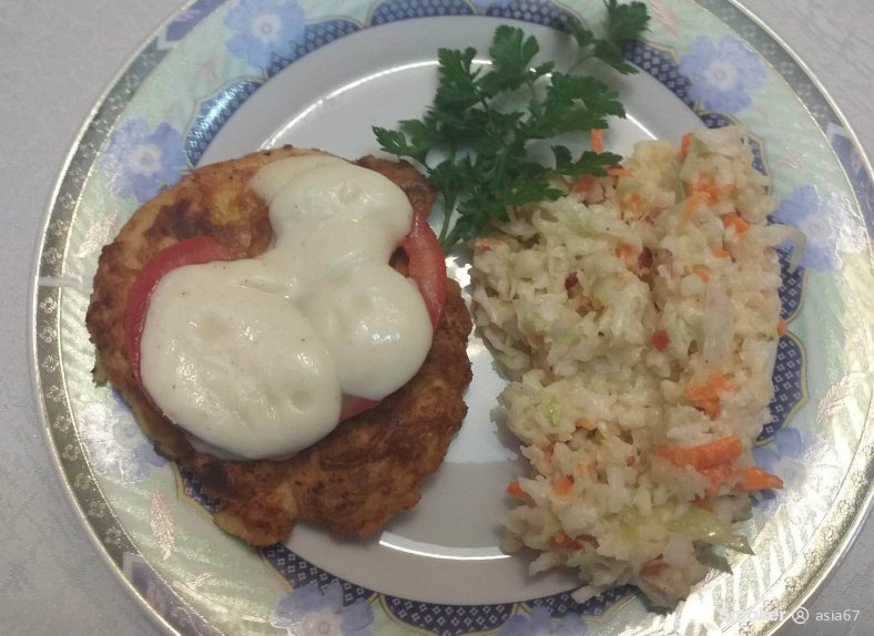 Kotlet drobiowy z pomidorem i mozzarellą