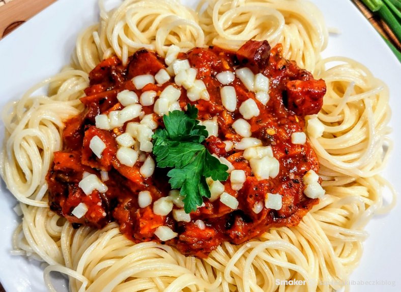 Makaron spaghetti z sosem pomidorowym i kiełbasą