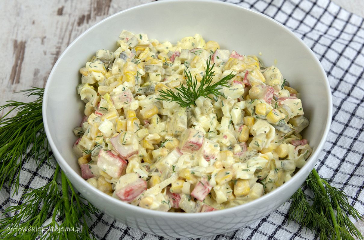 Sałatka z paluszkami surimi