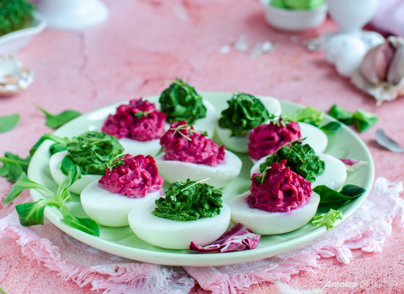 Jajka faszerowane szpinakiem i burakami