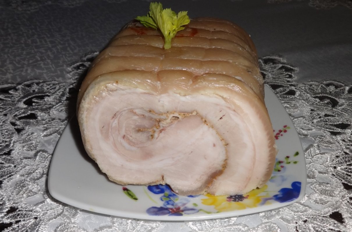 Rolowany boczek parzony.