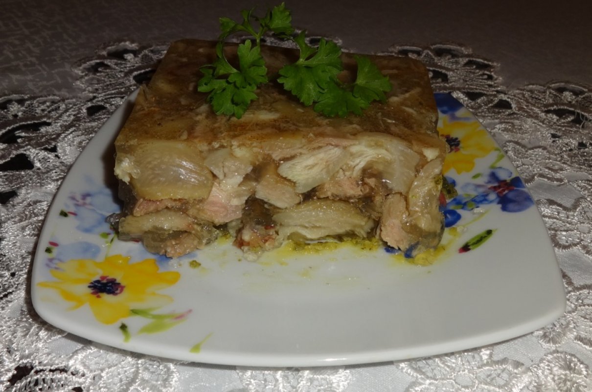 Galareta z golonek wieprzowych.