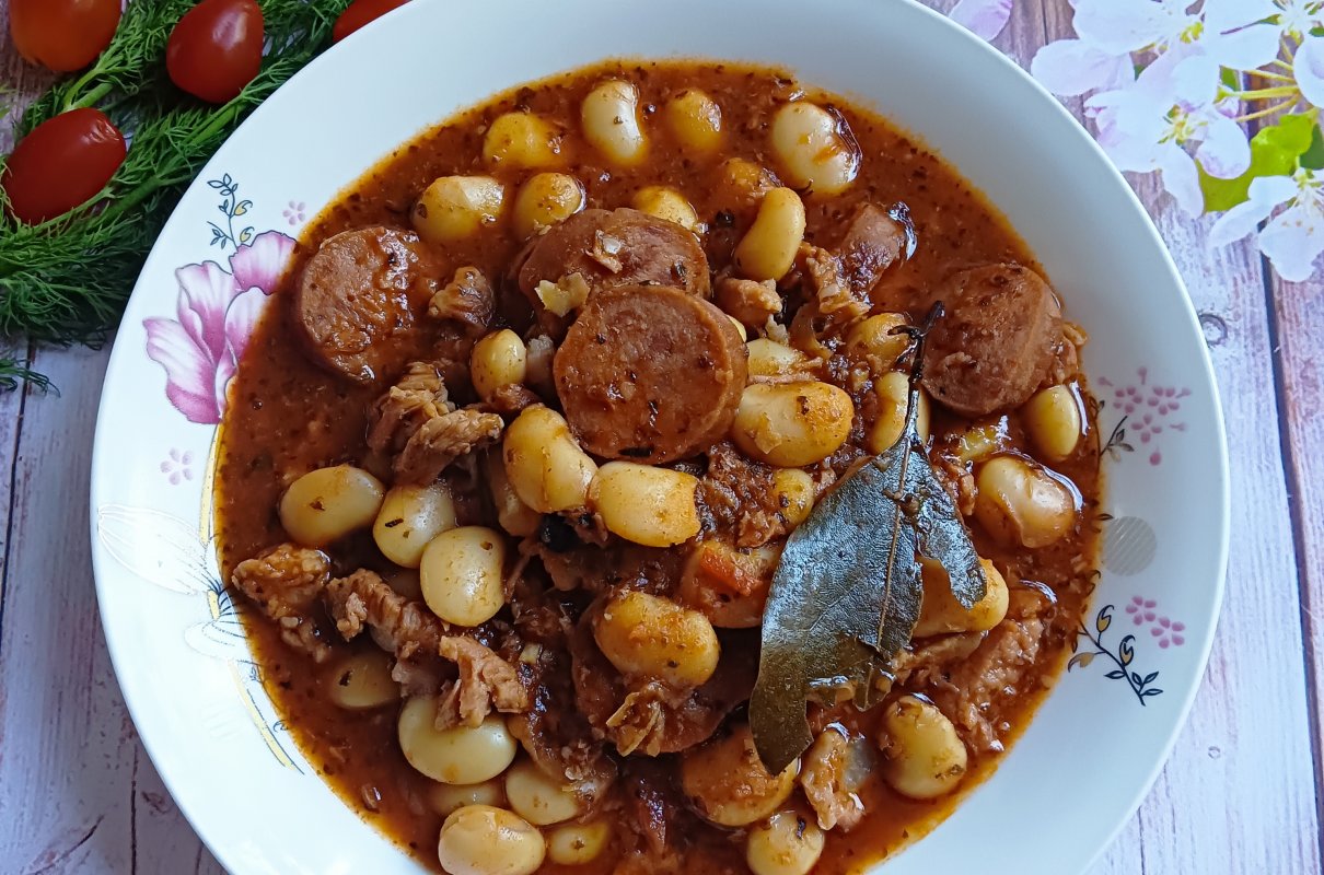 Fasolka po bretońsku z mięsem i kiełbasą