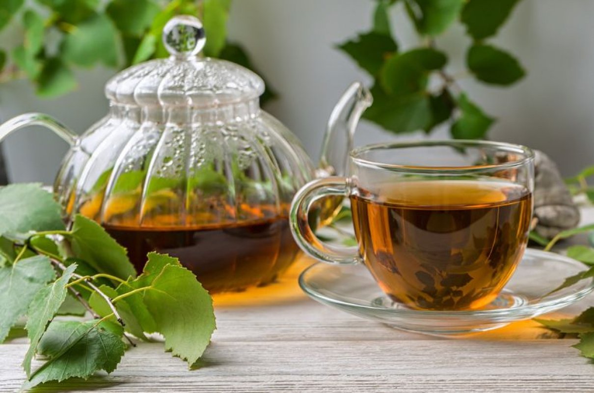 Jakie właściwości mają liście brzozy? Przepis na herbatę z liści brzozy