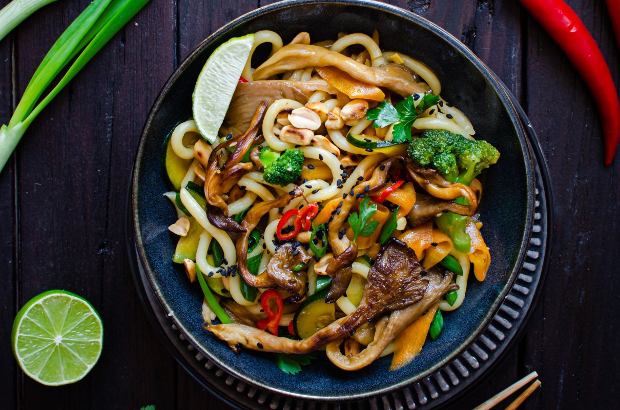 Makaron udon z boczniakami i warzywami