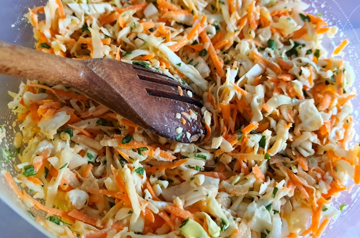 Surówka z młodej białej kapusty