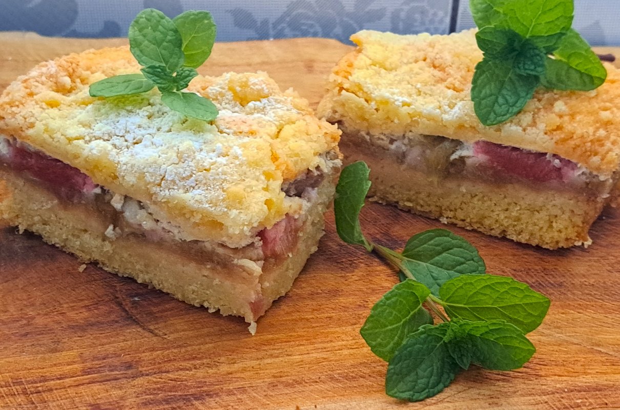 Placek z rabarbarem i kruszonką