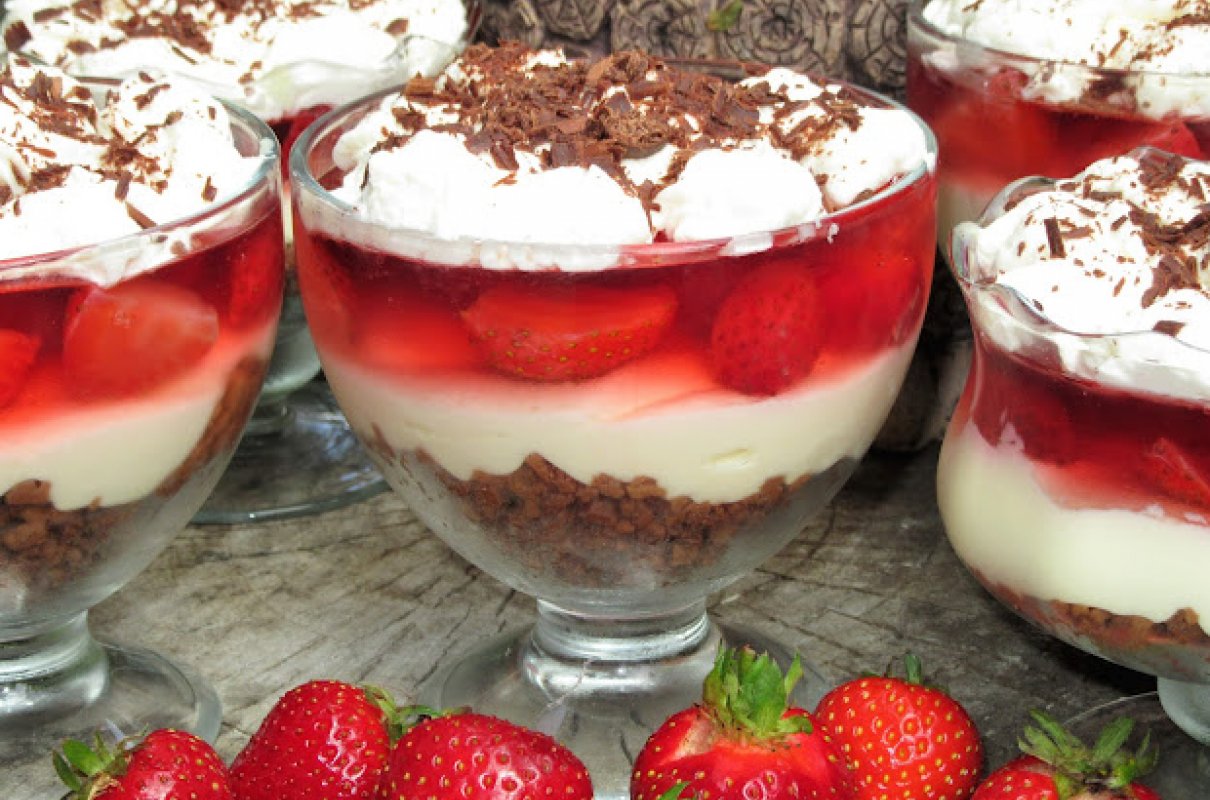 Deser sernikowo-truskawkowy w pucharkach-łatwy i pyszny