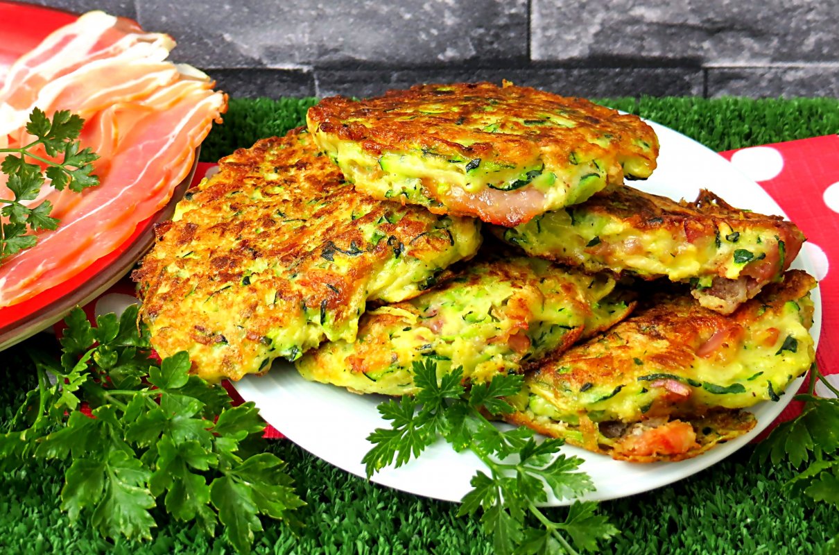 Placki cukiniowe z boczkiem