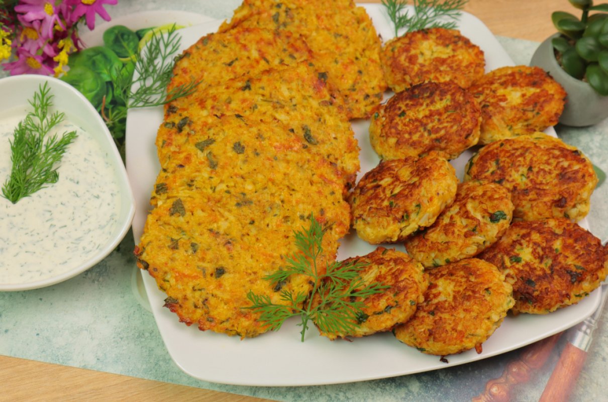 Kotlety z kalafiora z sosem koperkowo-czosnkowym lub placki z piekarnika